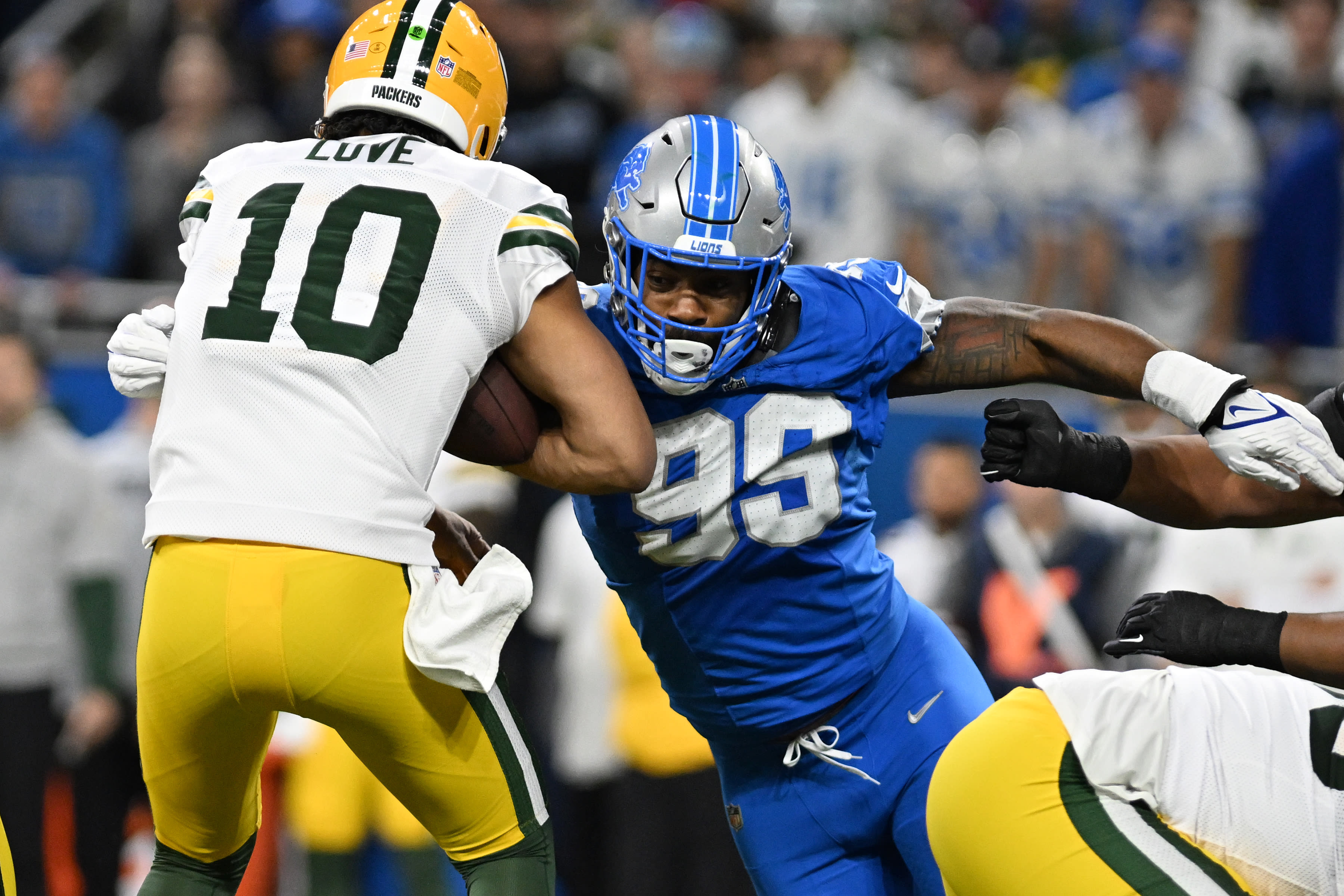 Former Lions edge rusher Za'Darius Smith is currently in Detroit, could ...