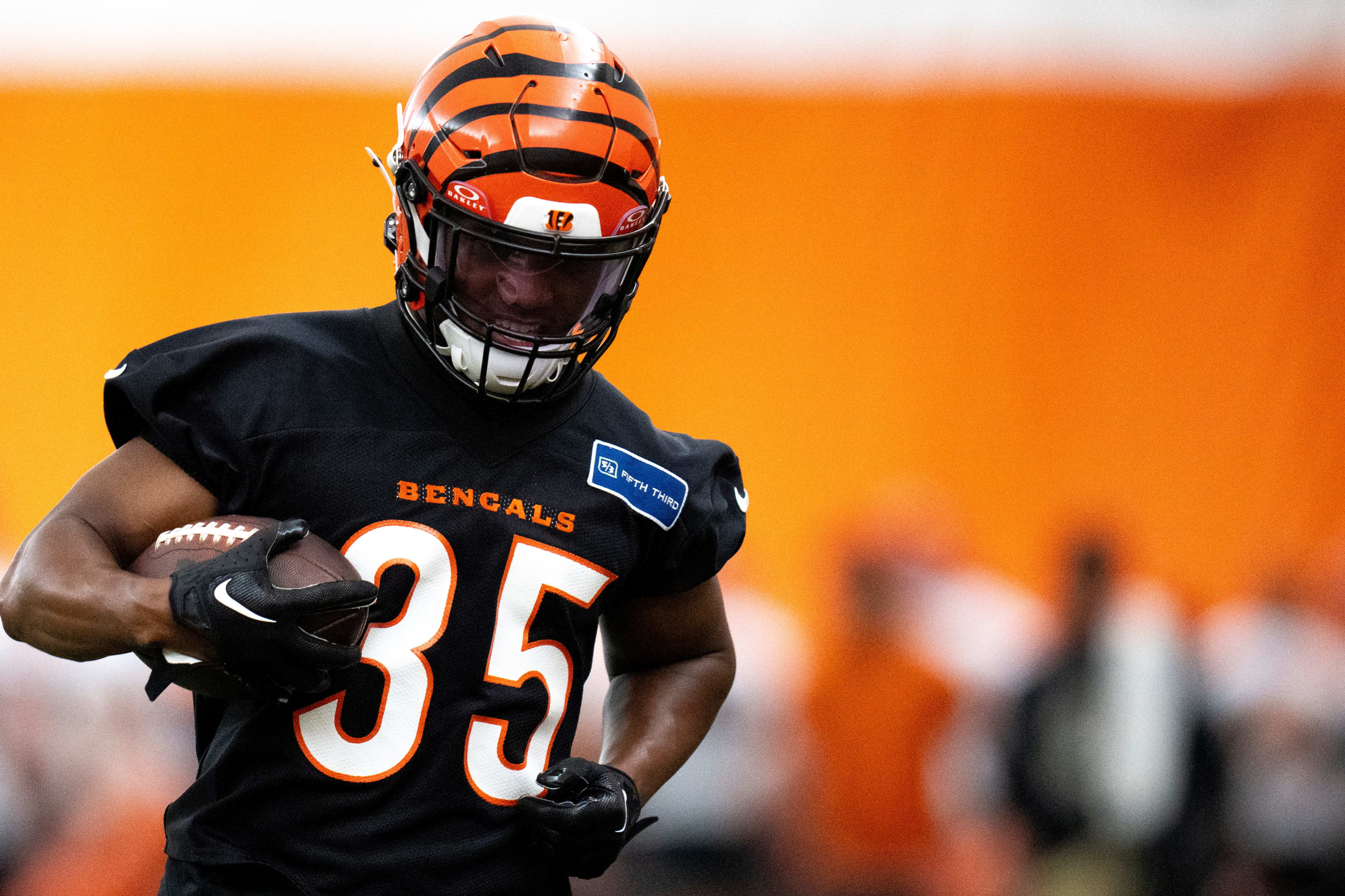 Bengals 2025 Roster Breakdown: Jalen Davis quietly enters sixth year backing up Cincinnati's ...