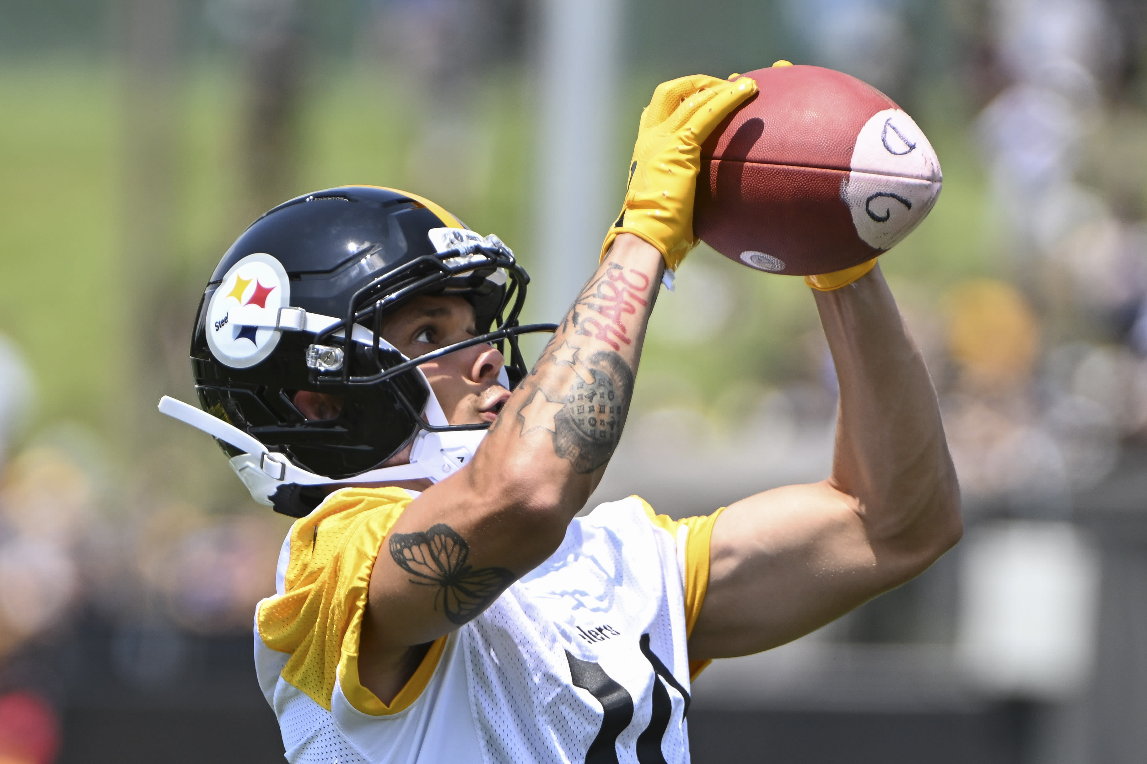 Steelers quarterback Aaron Rodgers challenges wide receiver Roman ...