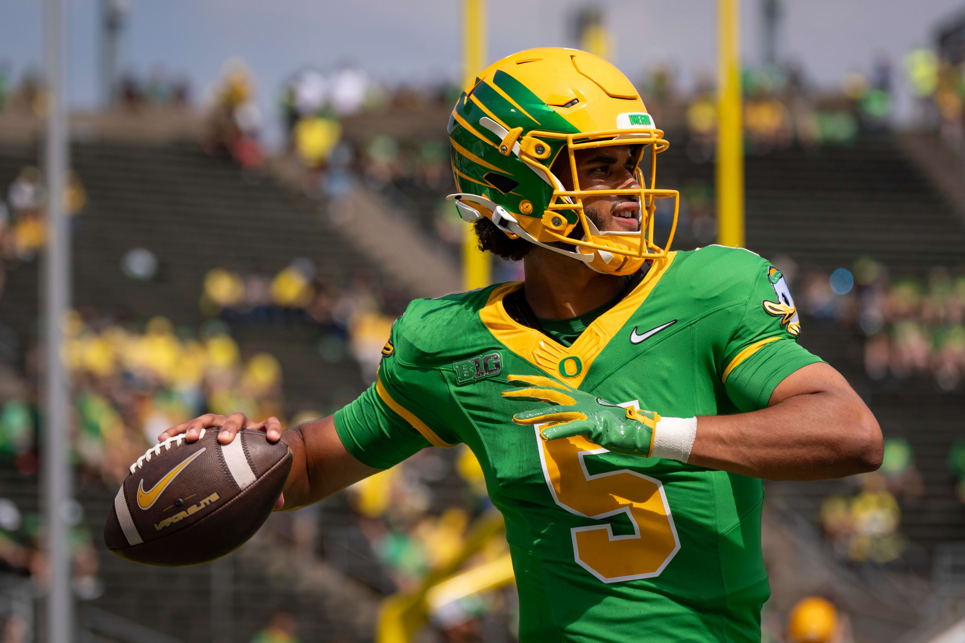 College analyst makes bold proclamation about Oregon Duck quarterback ...
