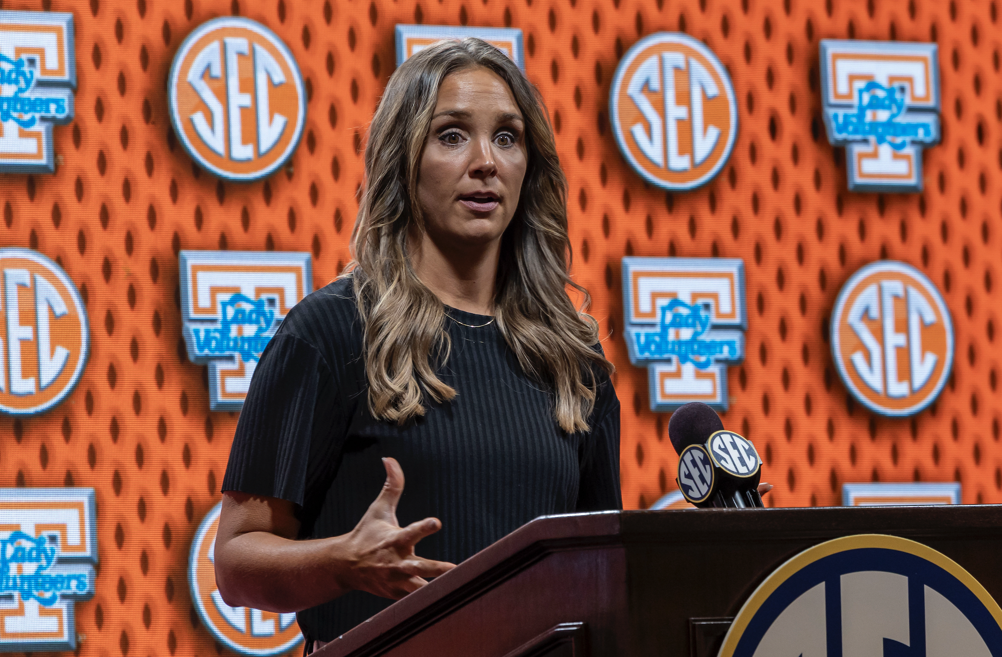 Tennessee insider clears up misconception about Tony Vitello, Kim ...