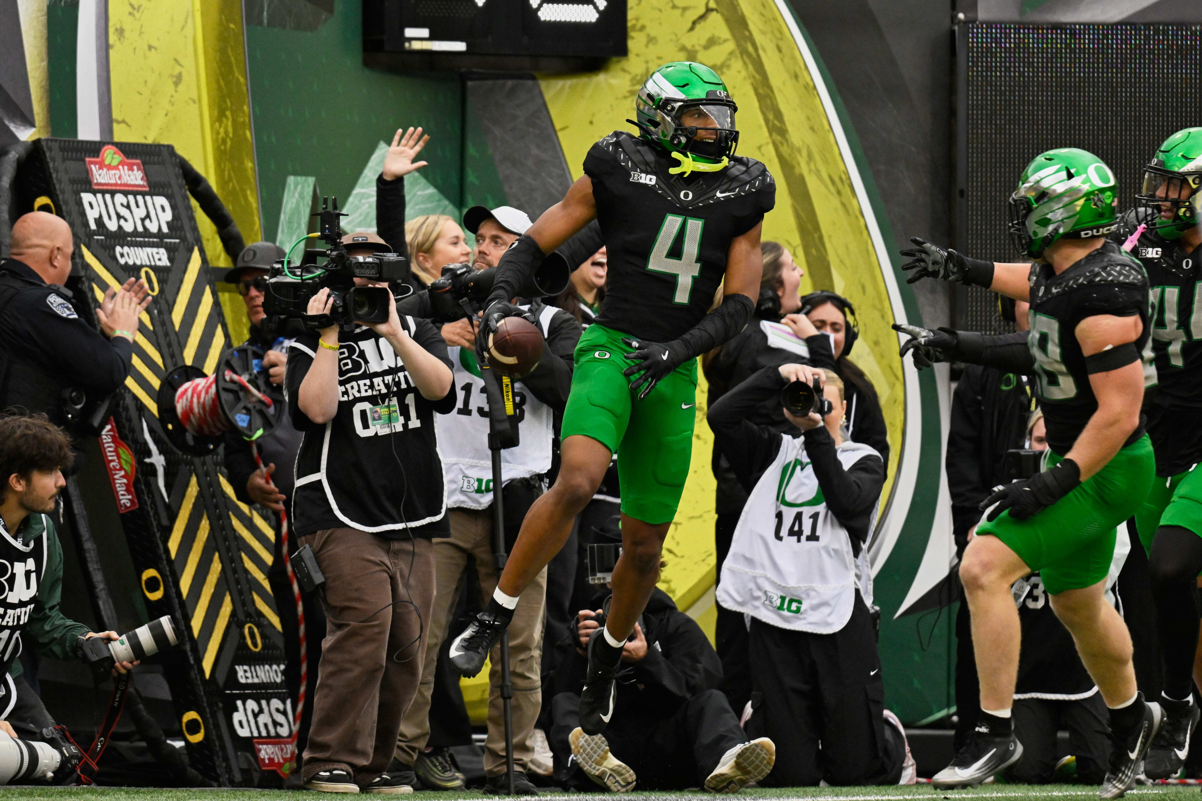 A pair of talented Oregon Duck true freshman lead the way in this weeks ...