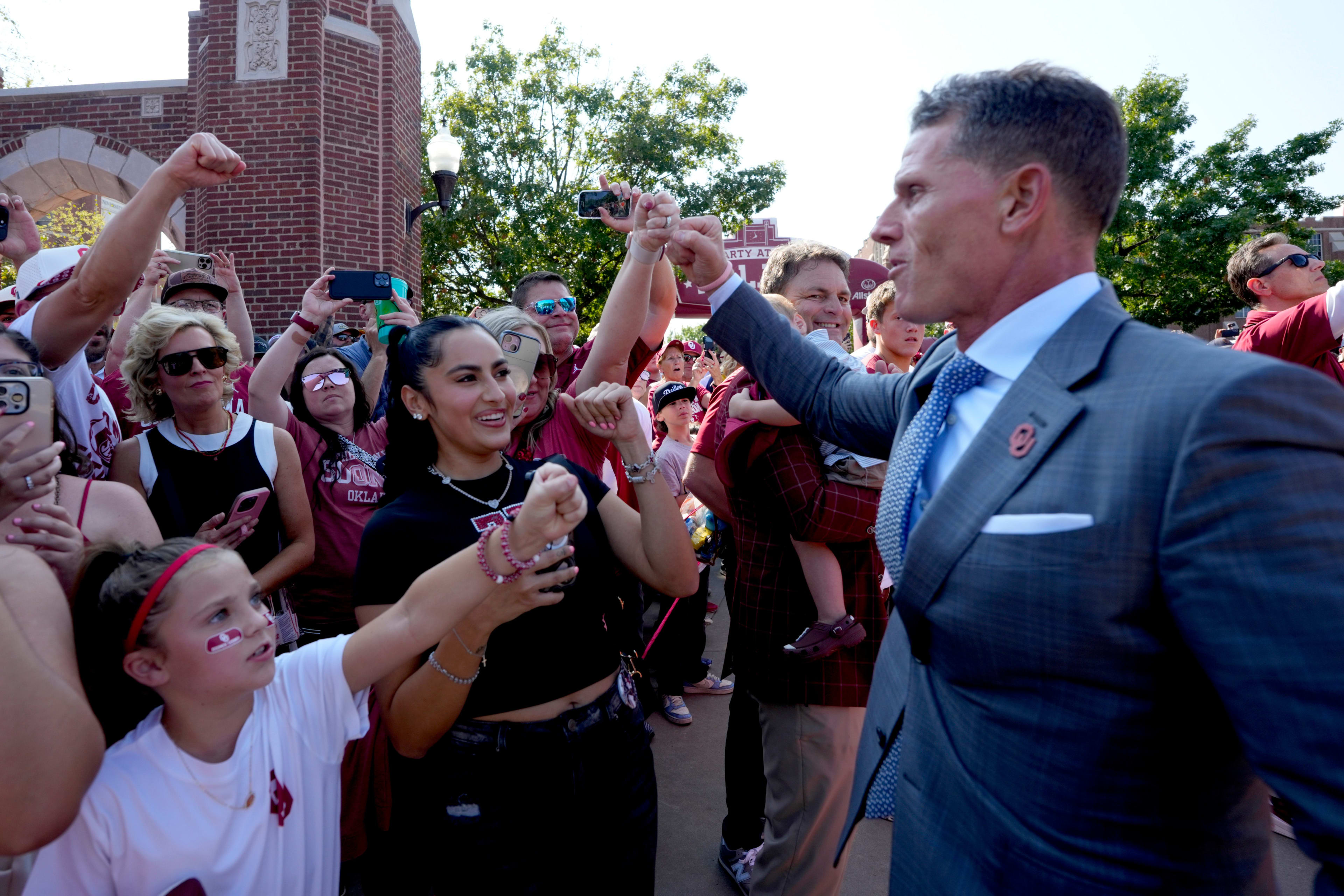 Brent Venables describes one of his newest defensive weapons in a way ...