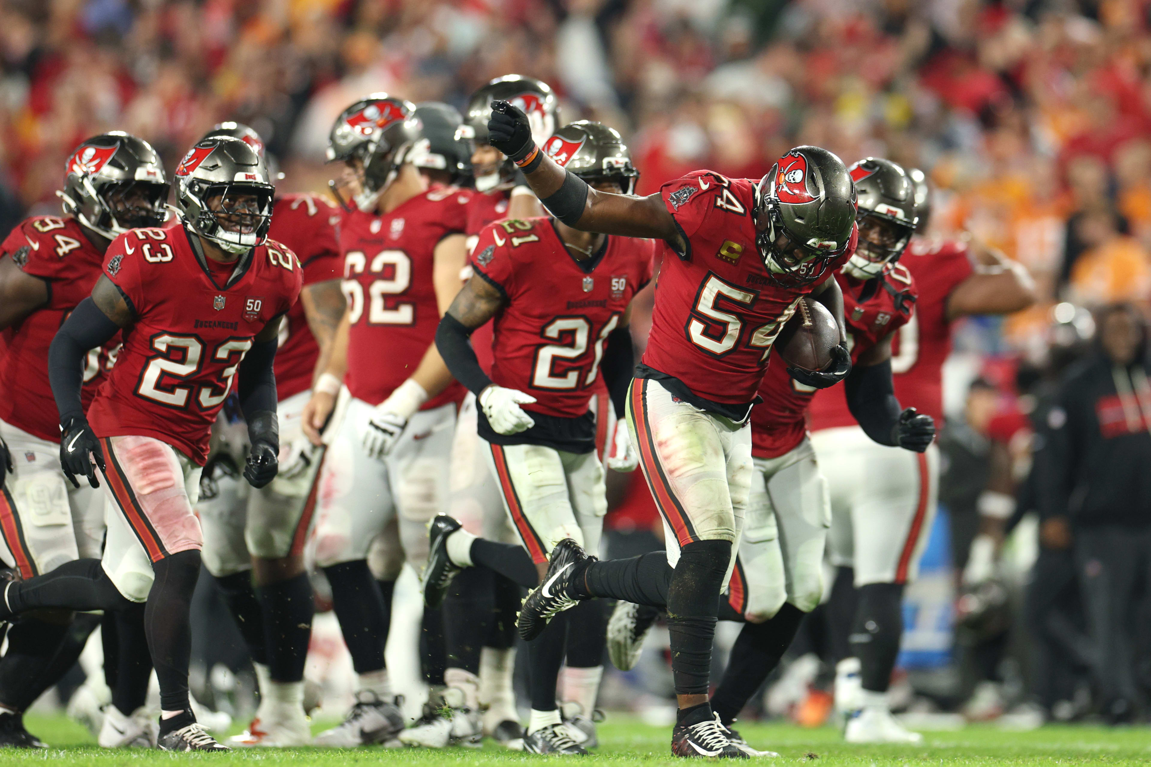 Lavonte David joins Bucs legend Derrick Brooks in the most fitting way ...