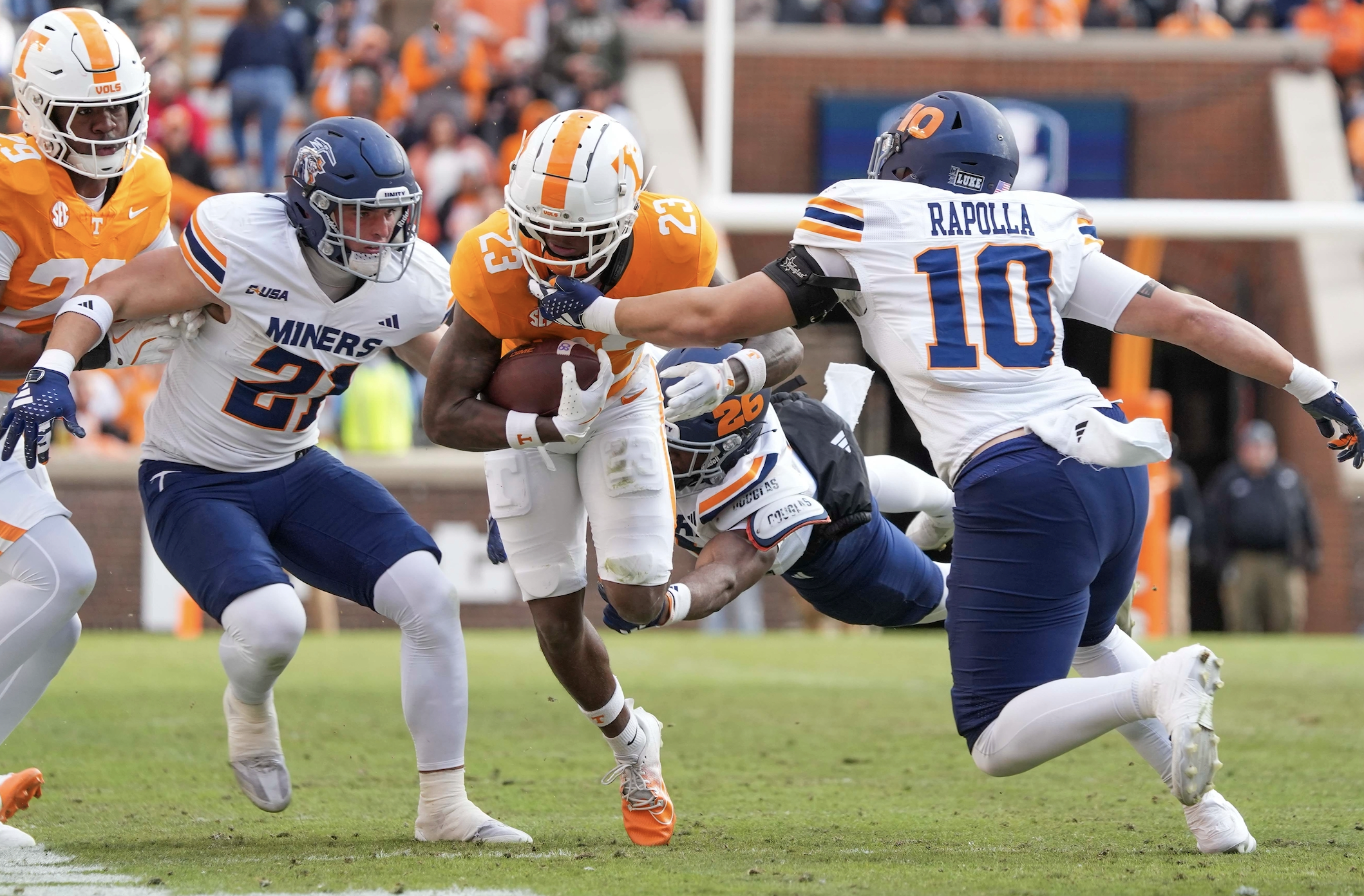 Former Tennessee Vols 4-star signee is reportedly entering the transfer ...