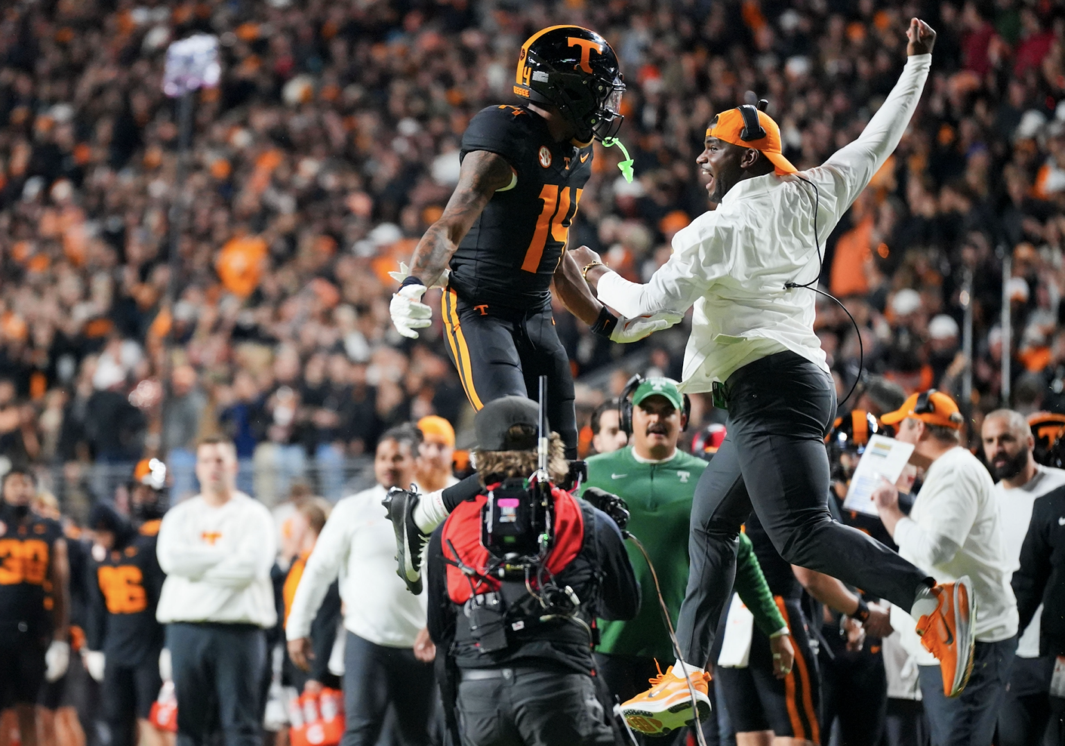Vols WR coach Kelsey Pope reveals what he tells parents and recruits ...